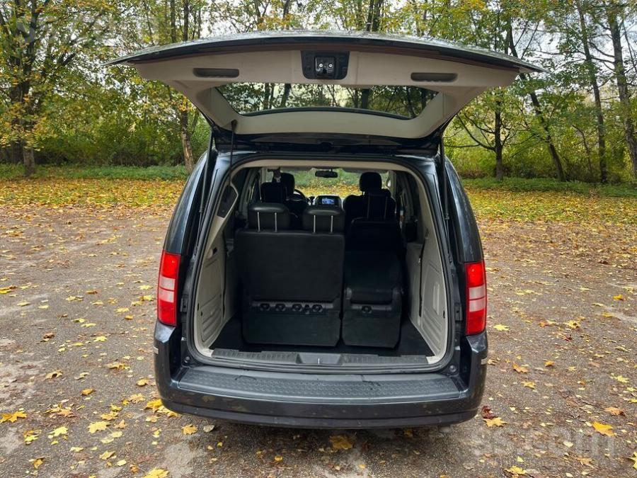 Black Chrysler Grand Voyager 2008 in Riga, with an engine capacity of 2.80 L and mileage of 0 thousand km for 3799 €, photo 32 on AUTOMOTO.COM.LV