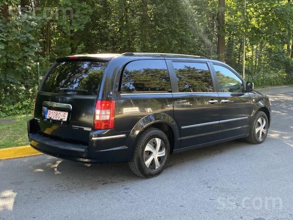 Black Chrysler Grand Voyager 2009 in Riga, with an engine capacity of 2.80 L and mileage of 0 thousand km for 4599 €, photo 5 on AUTOMOTO.COM.LV