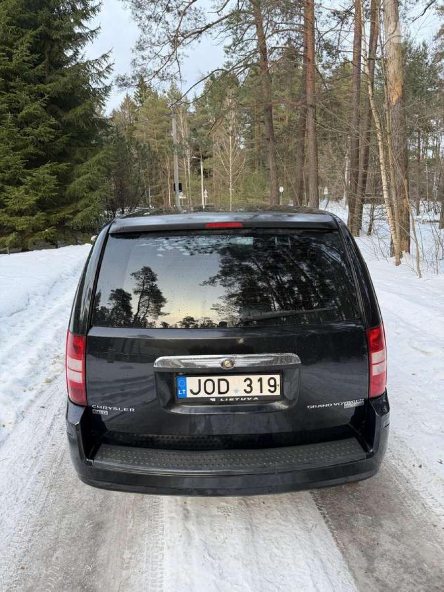 Melns Chrysler Grand Voyager 2009 Viļņa, ar dzinēja tilpumu 2.78 L un nobraukumu 417 tūkst. km par 2250 €, foto 4 vietnē AUTOMOTO.COM.LV