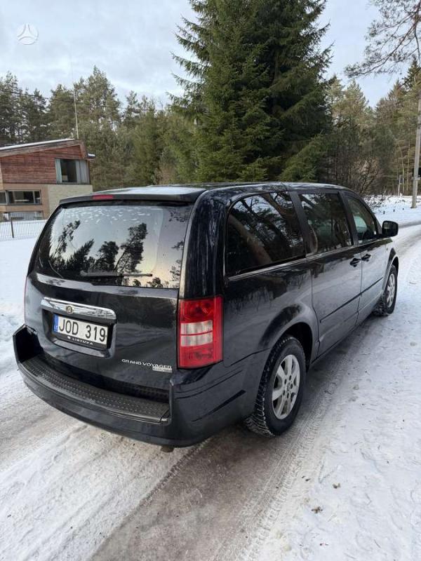 Black Chrysler Grand Voyager 2009 in Vilnius, with an engine capacity of 2.78 L and mileage of 417 thousand km for 2250 €, photo 6 on AUTOMOTO.COM.LV