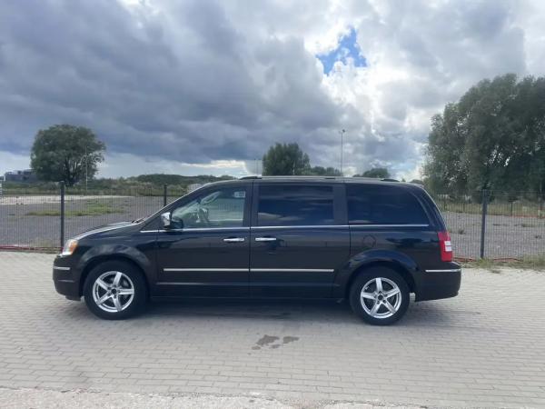 Black Chrysler Grand Voyager 2009 in Riga, with an engine capacity of 2.80 L and mileage of 295 thousand km for 3550 €, photo 3 on AUTOMOTO.COM.LV