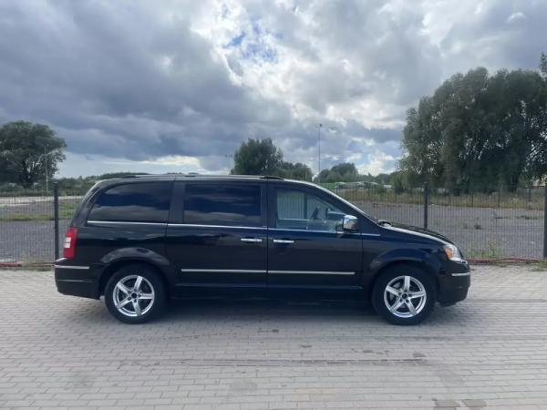 Black Chrysler Grand Voyager 2009 in Riga, with an engine capacity of 2.80 L and mileage of 295 thousand km for 3550 €, photo 4 on AUTOMOTO.COM.LV