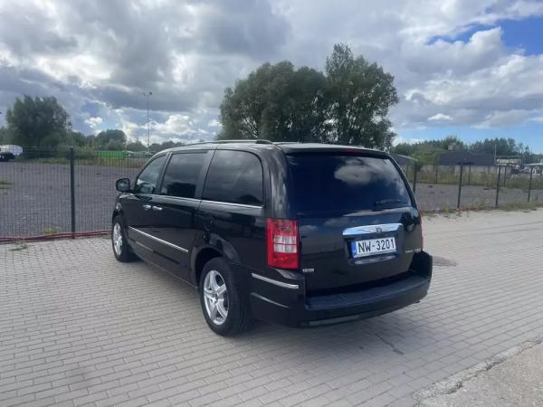 Black Chrysler Grand Voyager 2009 in Riga, with an engine capacity of 2.80 L and mileage of 295 thousand km for 3550 €, photo 5 on AUTOMOTO.COM.LV