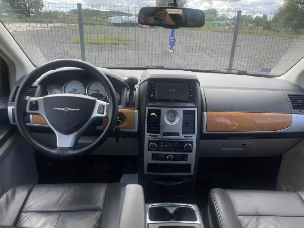Black Chrysler Grand Voyager 2009 in Riga, with an engine capacity of 2.80 L and mileage of 295 thousand km for 3550 €, photo 8 on AUTOMOTO.COM.LV