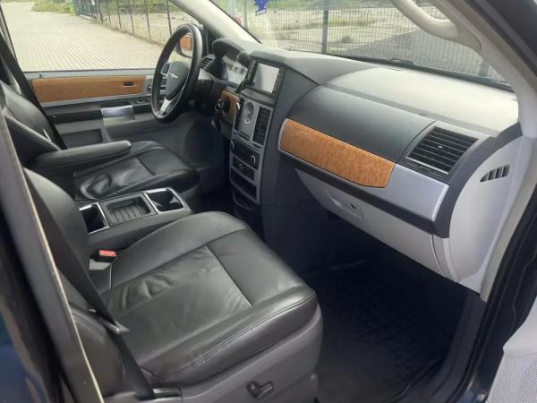 Black Chrysler Grand Voyager 2009 in Riga, with an engine capacity of 2.80 L and mileage of 295 thousand km for 3550 €, photo 9 on AUTOMOTO.COM.LV