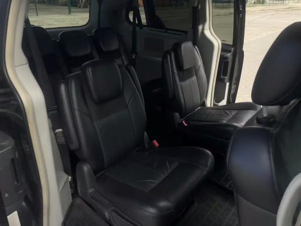 Black Chrysler Grand Voyager 2009 in Riga, with an engine capacity of 2.80 L and mileage of 295 thousand km for 3550 €, photo 10 on AUTOMOTO.COM.LV