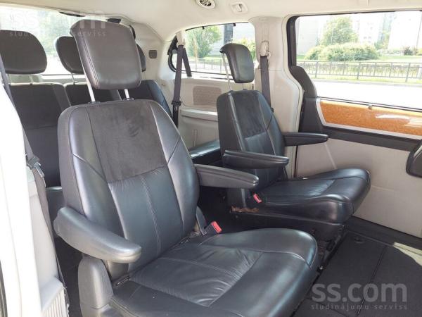 Black Chrysler Grand Voyager 2009 in Daugavpils, with an engine capacity of 2.80 L and mileage of 281 thousand km for 4500 €, photo 9 on AUTOMOTO.COM.LV