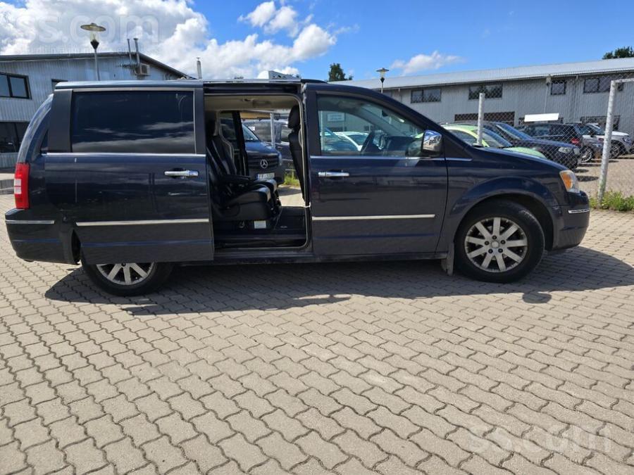 Black Chrysler Grand Voyager 2009 in Riga, with an engine capacity of 2.80 L and mileage of 0 thousand km for 2600 €, photo 4 on AUTOMOTO.COM.LV
