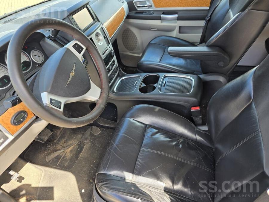 Black Chrysler Grand Voyager 2009 in Riga, with an engine capacity of 2.80 L and mileage of 0 thousand km for 2600 €, photo 10 on AUTOMOTO.COM.LV