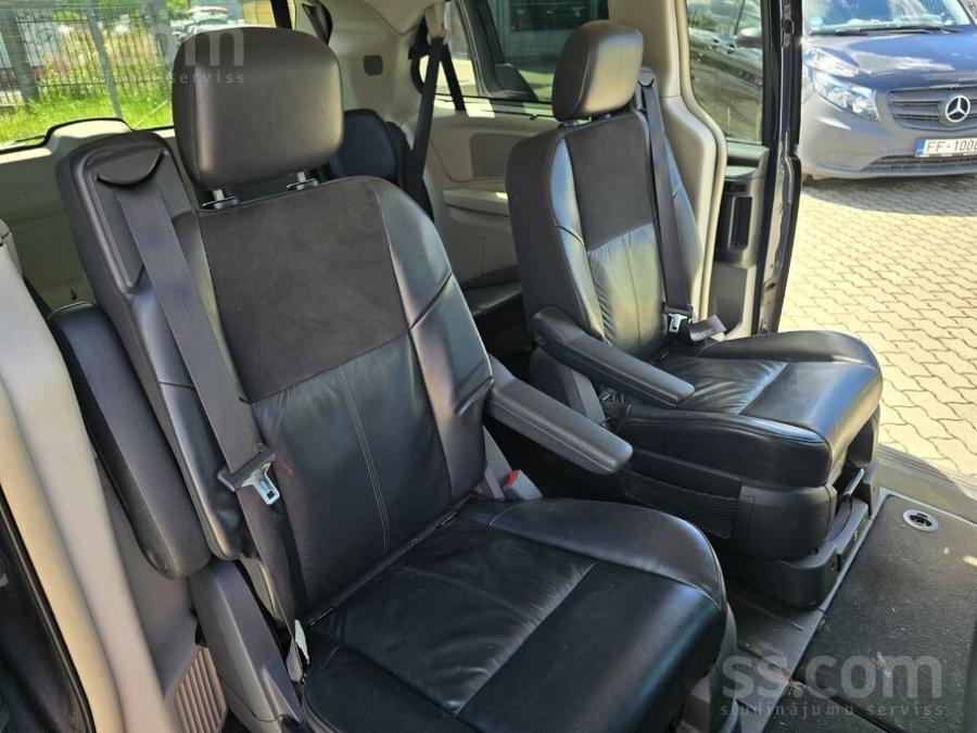Black Chrysler Grand Voyager 2009 in Riga, with an engine capacity of 2.80 L and mileage of 0 thousand km for 2600 €, photo 24 on AUTOMOTO.COM.LV