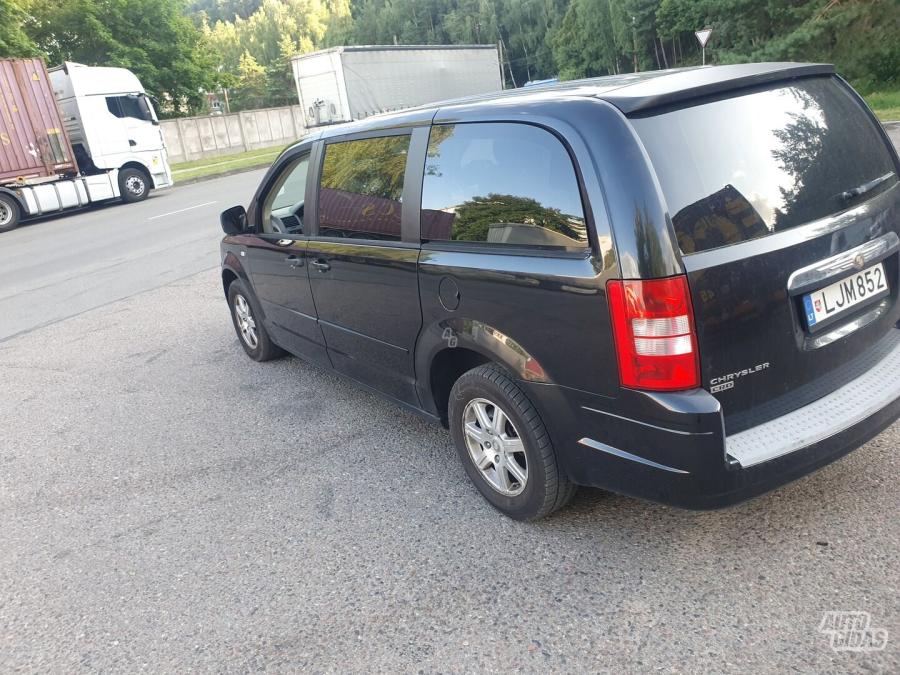 Black Chrysler Grand Voyager 2009 in Vilnius, with an engine capacity of 2.80 L and mileage of 315 thousand km for 1499 €, photo 3 on AUTOMOTO.COM.LV