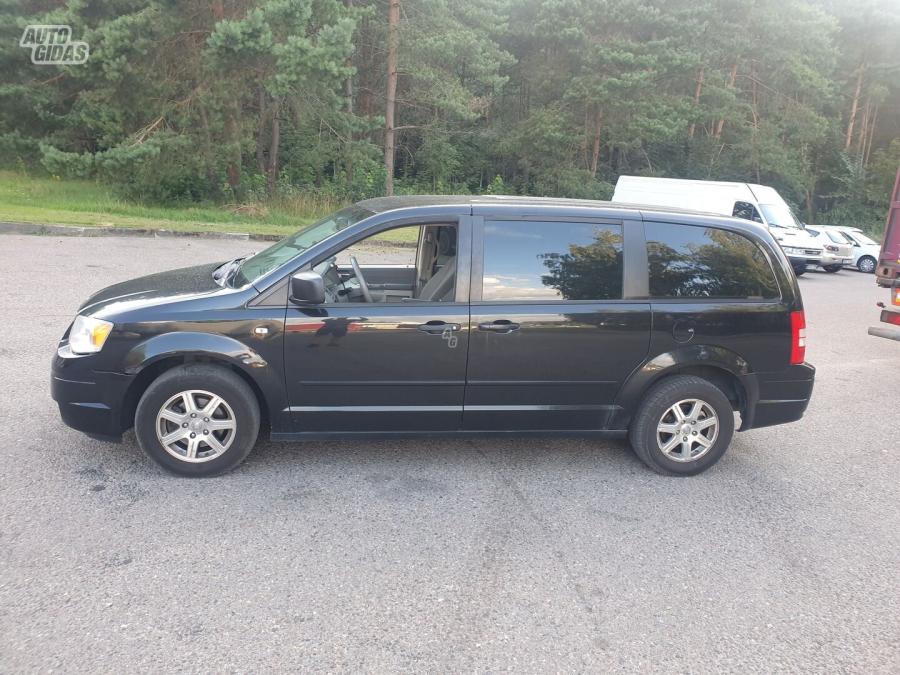 Black Chrysler Grand Voyager 2009 in Vilnius, with an engine capacity of 2.80 L and mileage of 315 thousand km for 1499 €, photo 6 on AUTOMOTO.COM.LV