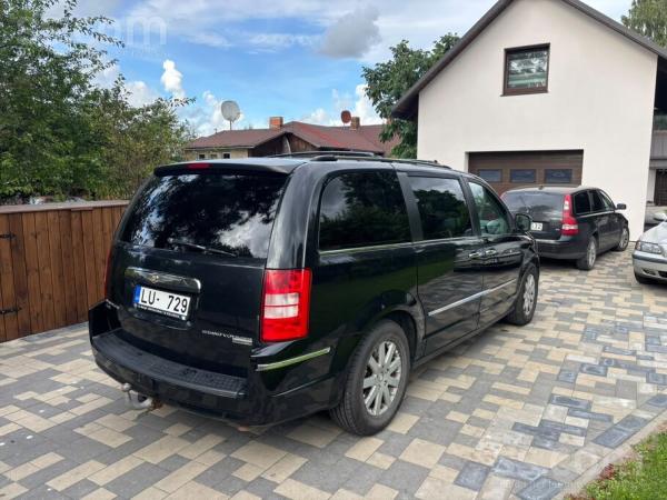 Black Chrysler Grand Voyager 2009 in Cesis, with an engine capacity of 2.80 L and mileage of 236 thousand km for 6000 €, photo 1 on AUTOMOTO.COM.LV