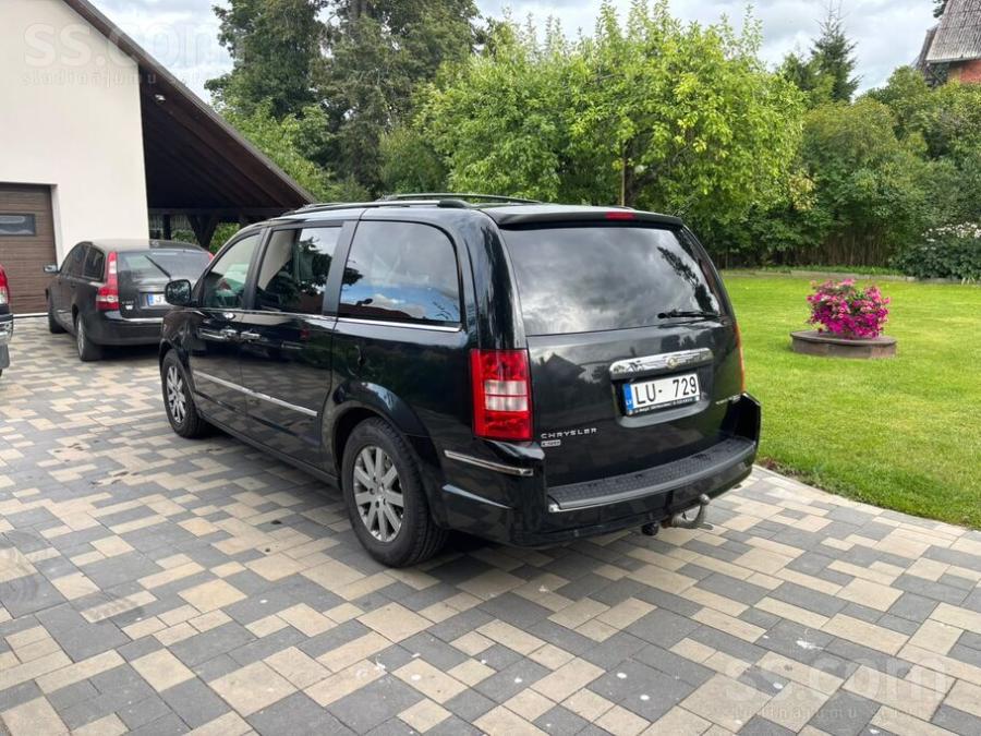 Black Chrysler Grand Voyager 2009 in Cesis, with an engine capacity of 2.80 L and mileage of 236 thousand km for 6000 €, photo 3 on AUTOMOTO.COM.LV