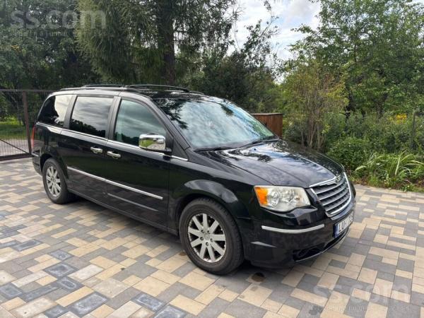 Black Chrysler Grand Voyager 2009 in Cesis, with an engine capacity of 2.80 L and mileage of 236 thousand km for 6000 €, photo 3 on AUTOMOTO.COM.LV