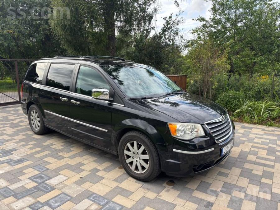 Black Chrysler Grand Voyager 2009 in Cesis, with an engine capacity of 2.80 L and mileage of 236 thousand km for 6000 €, photo 4 on AUTOMOTO.COM.LV