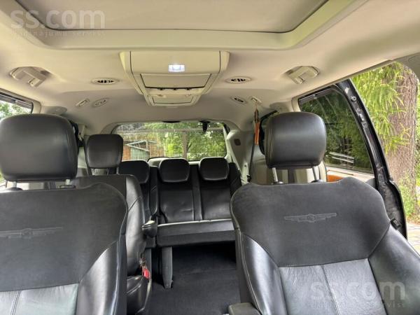 Black Chrysler Grand Voyager 2009 in Cesis, with an engine capacity of 2.80 L and mileage of 236 thousand km for 6000 €, photo 5 on AUTOMOTO.COM.LV