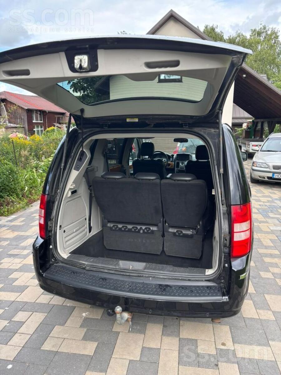 Black Chrysler Grand Voyager 2009 in Cesis, with an engine capacity of 2.80 L and mileage of 236 thousand km for 6000 €, photo 7 on AUTOMOTO.COM.LV