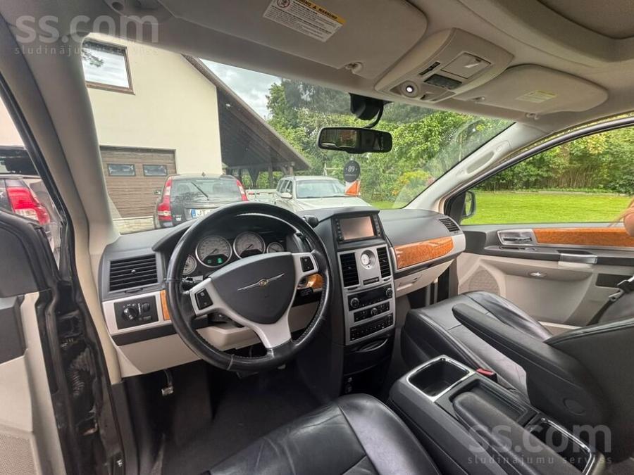 Black Chrysler Grand Voyager 2009 in Cesis, with an engine capacity of 2.80 L and mileage of 236 thousand km for 6000 €, photo 9 on AUTOMOTO.COM.LV
