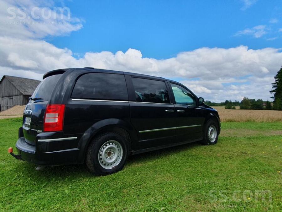 Black Chrysler Grand Voyager 2009 in Saldus, with an engine capacity of 2.80 L and mileage of 297 thousand km for 1650 €, photo 1 on AUTOMOTO.COM.LV