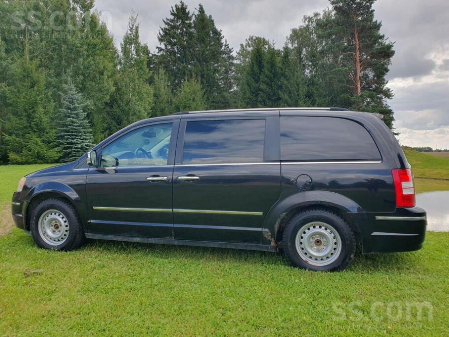 Black Chrysler Grand Voyager 2009 in Saldus, with an engine capacity of 2.80 L and mileage of 297 thousand km for 1650 €, photo 3 on AUTOMOTO.COM.LV