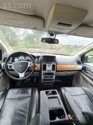 Black Chrysler Grand Voyager 2009 in Saldus, with an engine capacity of 2.80 L and mileage of 297 thousand km for 1650 €, photo 7 on AUTOMOTO.COM.LV