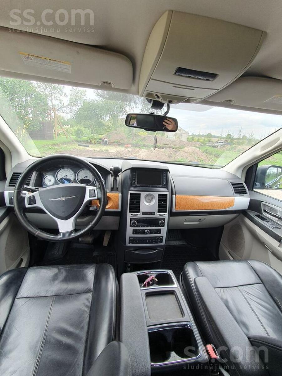 Black Chrysler Grand Voyager 2009 in Saldus, with an engine capacity of 2.80 L and mileage of 297 thousand km for 1650 €, photo 7 on AUTOMOTO.COM.LV