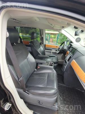 Black Chrysler Grand Voyager 2009 in Saldus, with an engine capacity of 2.80 L and mileage of 297 thousand km for 1650 €, photo 9 on AUTOMOTO.COM.LV