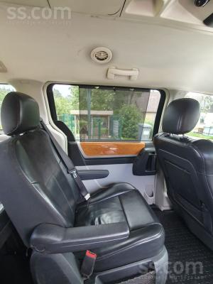 Black Chrysler Grand Voyager 2009 in Saldus, with an engine capacity of 2.80 L and mileage of 297 thousand km for 1650 €, photo 10 on AUTOMOTO.COM.LV