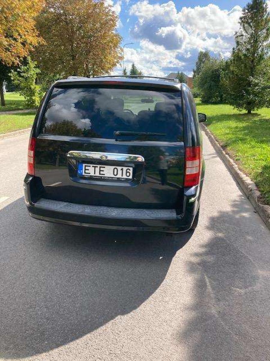 Melns Chrysler Grand Voyager 2009 Panevēža, ar dzinēja tilpumu 2.78 L un nobraukumu 288 tūkst. km par 4500 €, foto 4 vietnē AUTOMOTO.COM.LV