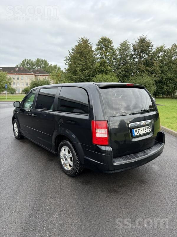 Melns Chrysler Grand Voyager 2009 Liepāja, ar dzinēja tilpumu 2.80 L un nobraukumu 402 tūkst. km par 3500 €, foto 4 vietnē AUTOMOTO.COM.LV