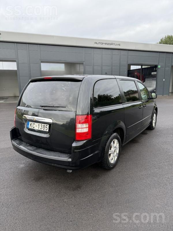 Melns Chrysler Grand Voyager 2009 Liepāja, ar dzinēja tilpumu 2.80 L un nobraukumu 402 tūkst. km par 3500 €, foto 5 vietnē AUTOMOTO.COM.LV