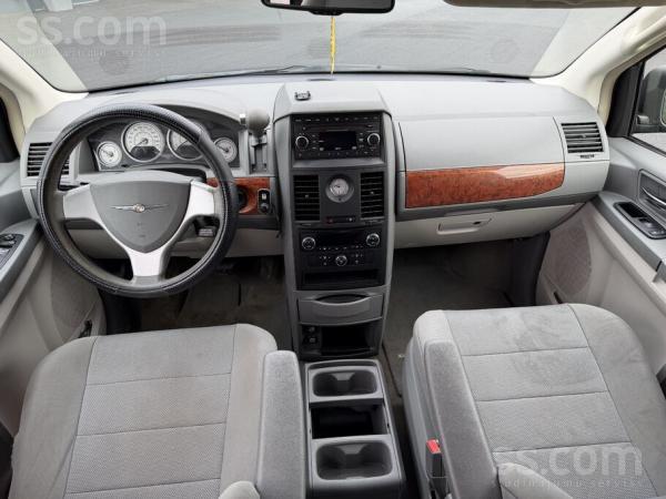 Melns Chrysler Grand Voyager 2009 Liepāja, ar dzinēja tilpumu 2.80 L un nobraukumu 402 tūkst. km par 3500 €, foto 6 vietnē AUTOMOTO.COM.LV