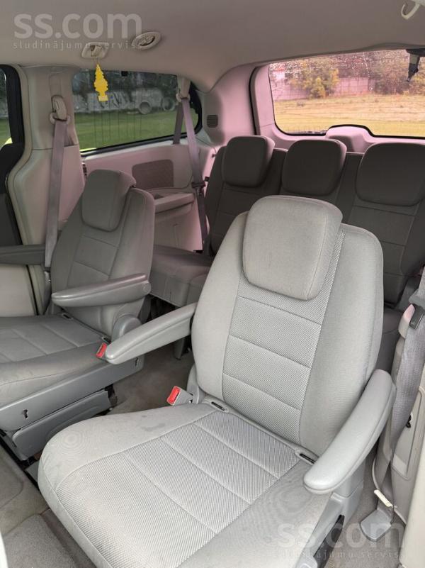 Melns Chrysler Grand Voyager 2009 Liepāja, ar dzinēja tilpumu 2.80 L un nobraukumu 402 tūkst. km par 3500 €, foto 7 vietnē AUTOMOTO.COM.LV