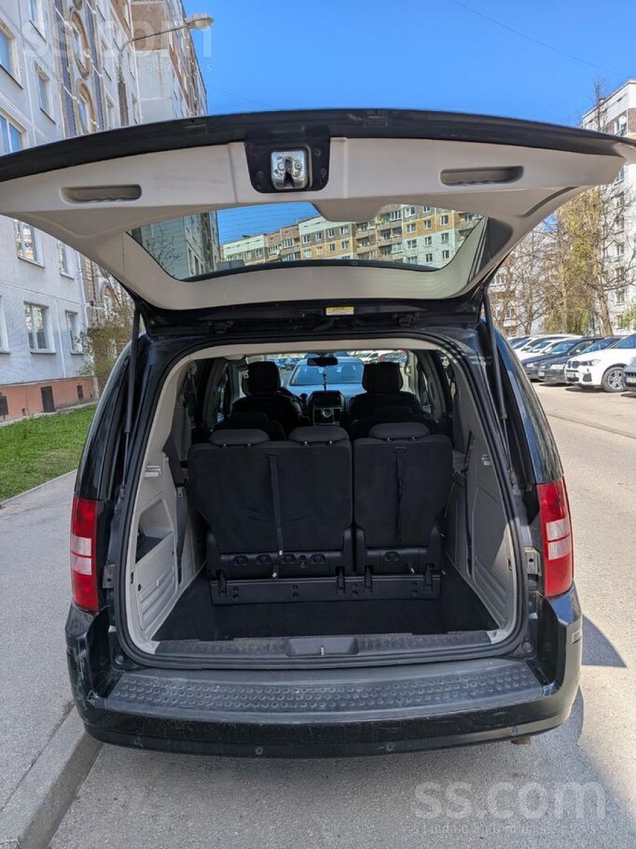 Melns Chrysler Grand Voyager 2010 Rīga, ar dzinēja tilpumu 2.80 L un nobraukumu 0 tūkst. km par 4500 €, foto 3 vietnē AUTOMOTO.COM.LV