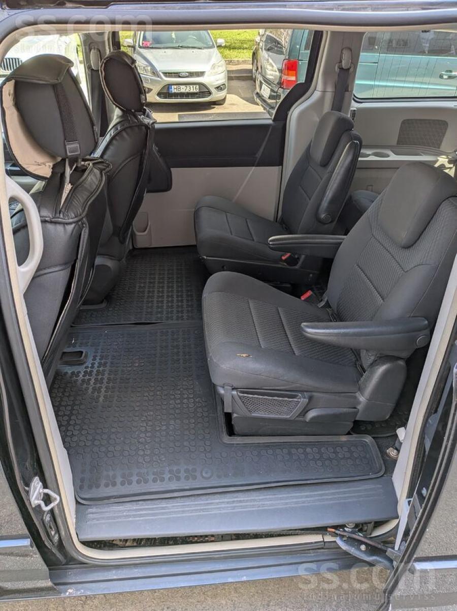 Melns Chrysler Grand Voyager 2010 Rīga, ar dzinēja tilpumu 2.80 L un nobraukumu 0 tūkst. km par 4500 €, foto 8 vietnē AUTOMOTO.COM.LV