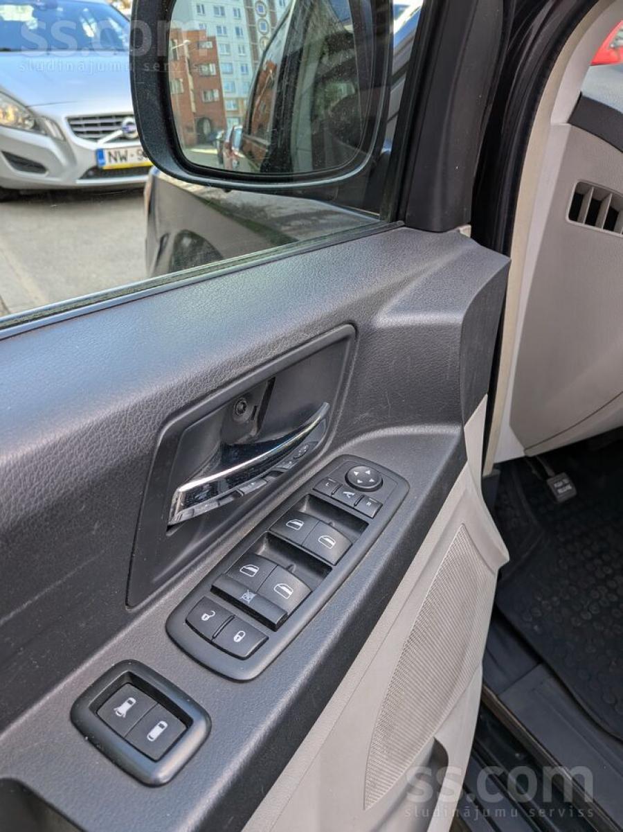 Melns Chrysler Grand Voyager 2010 Rīga, ar dzinēja tilpumu 2.80 L un nobraukumu 0 tūkst. km par 4500 €, foto 9 vietnē AUTOMOTO.COM.LV
