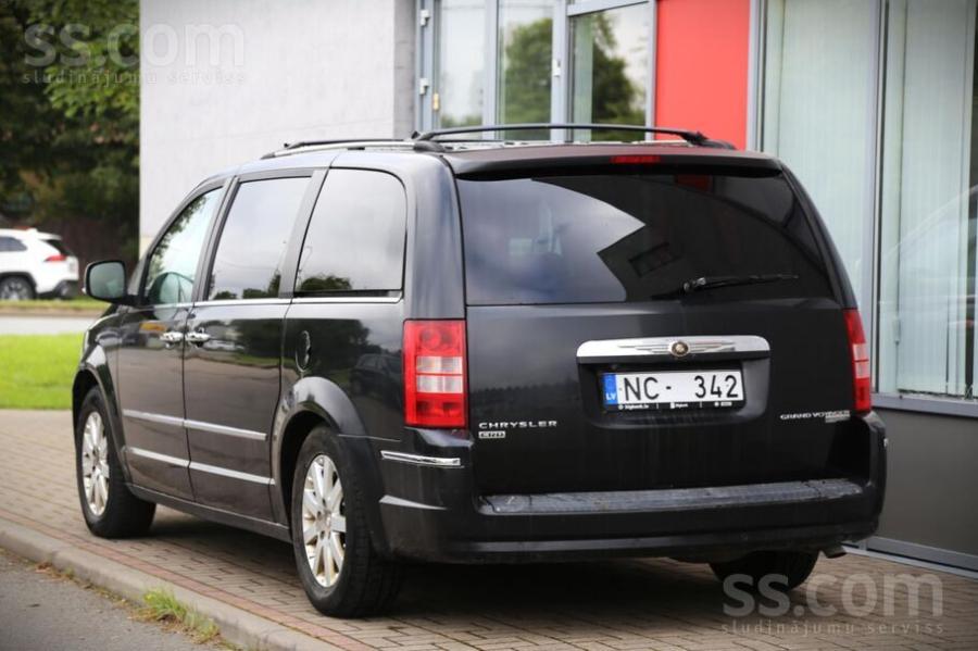 Melns Chrysler Grand Voyager 2010 Rīga, ar dzinēja tilpumu 2.80 L un nobraukumu 367 tūkst. km par 2495 €, foto 6 vietnē AUTOMOTO.COM.LV