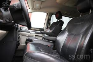Melns Chrysler Grand Voyager 2010 Rīga, ar dzinēja tilpumu 2.80 L un nobraukumu 367 tūkst. km par 2495 €, foto 12 vietnē AUTOMOTO.COM.LV