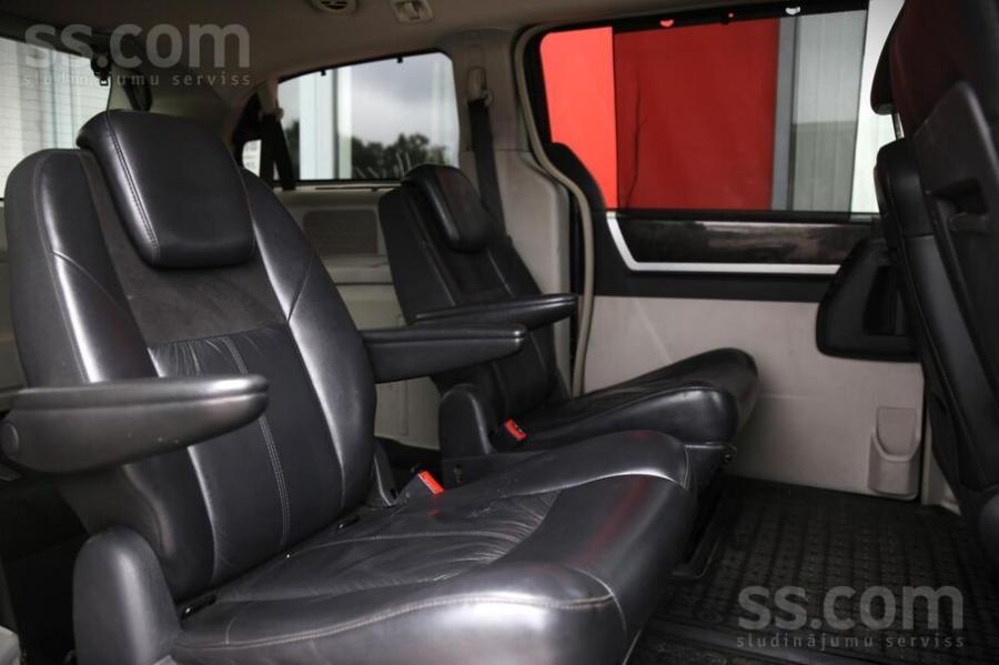 Melns Chrysler Grand Voyager 2010 Rīga, ar dzinēja tilpumu 2.80 L un nobraukumu 367 tūkst. km par 2495 €, foto 15 vietnē AUTOMOTO.COM.LV