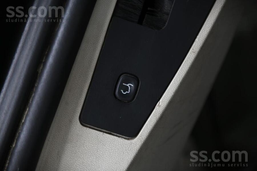 Melns Chrysler Grand Voyager 2010 Rīga, ar dzinēja tilpumu 2.80 L un nobraukumu 367 tūkst. km par 2495 €, foto 24 vietnē AUTOMOTO.COM.LV