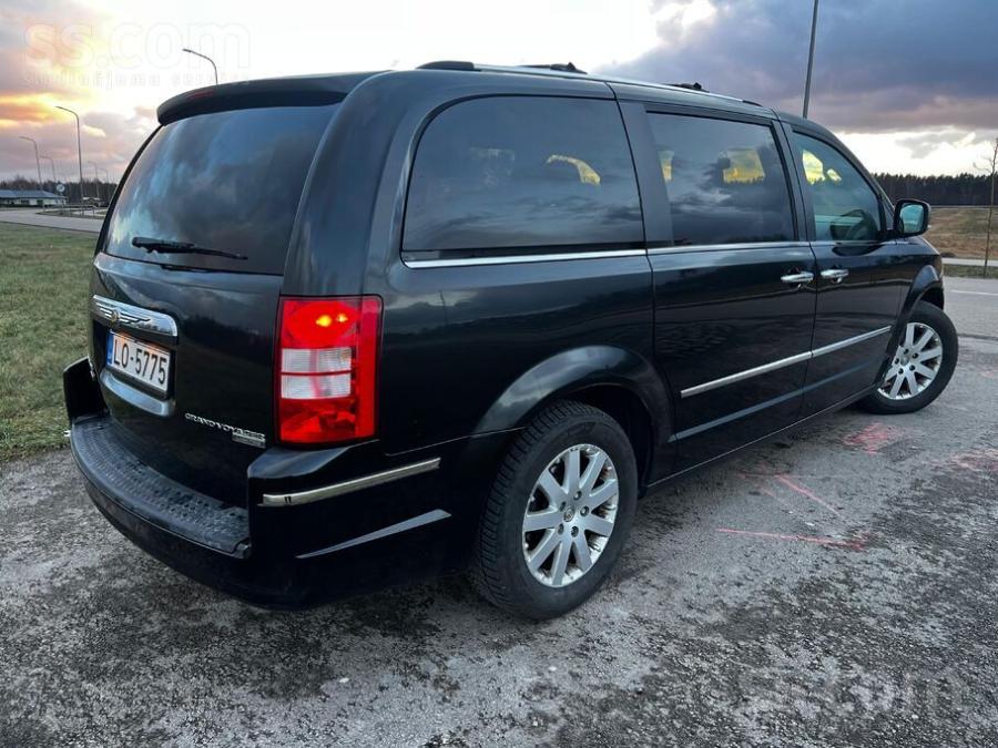 Black Chrysler Grand Voyager 2010 in Riga, with an engine capacity of 2.80 L and mileage of 188 thousand km for 4999 €, photo 4 on AUTOMOTO.COM.LV