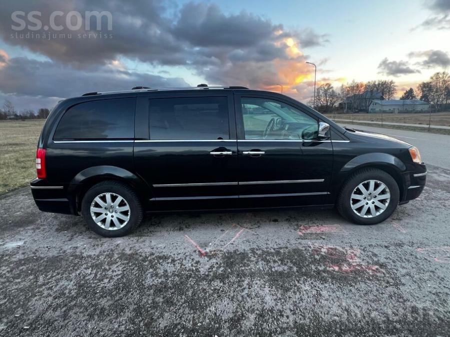 Black Chrysler Grand Voyager 2010 in Riga, with an engine capacity of 2.80 L and mileage of 188 thousand km for 4999 €, photo 8 on AUTOMOTO.COM.LV