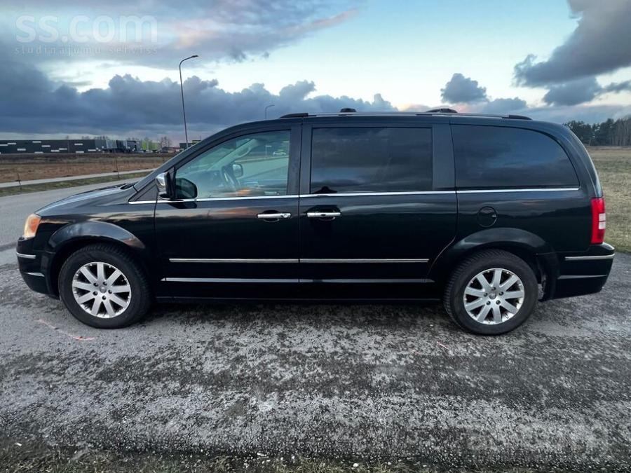 Black Chrysler Grand Voyager 2010 in Riga, with an engine capacity of 2.80 L and mileage of 188 thousand km for 4999 €, photo 9 on AUTOMOTO.COM.LV
