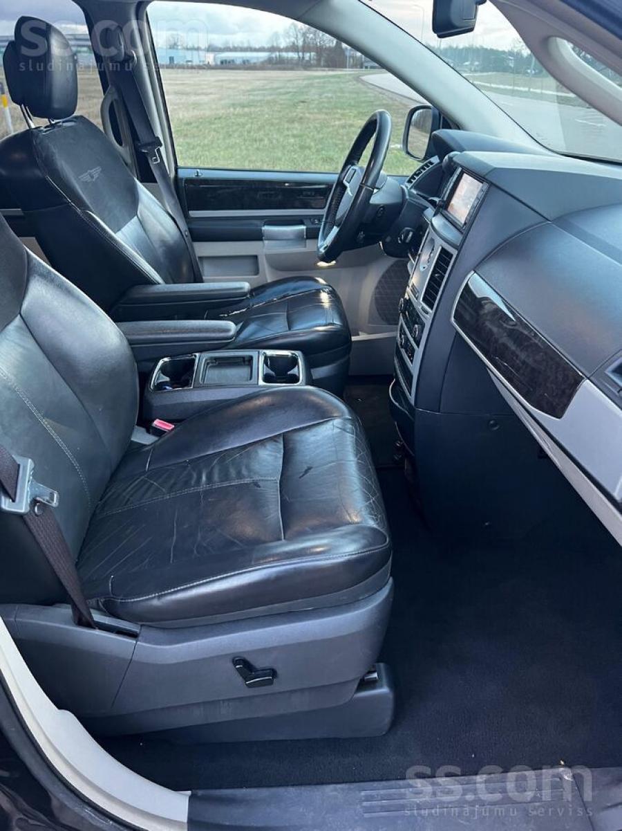 Black Chrysler Grand Voyager 2010 in Riga, with an engine capacity of 2.80 L and mileage of 188 thousand km for 4999 €, photo 14 on AUTOMOTO.COM.LV