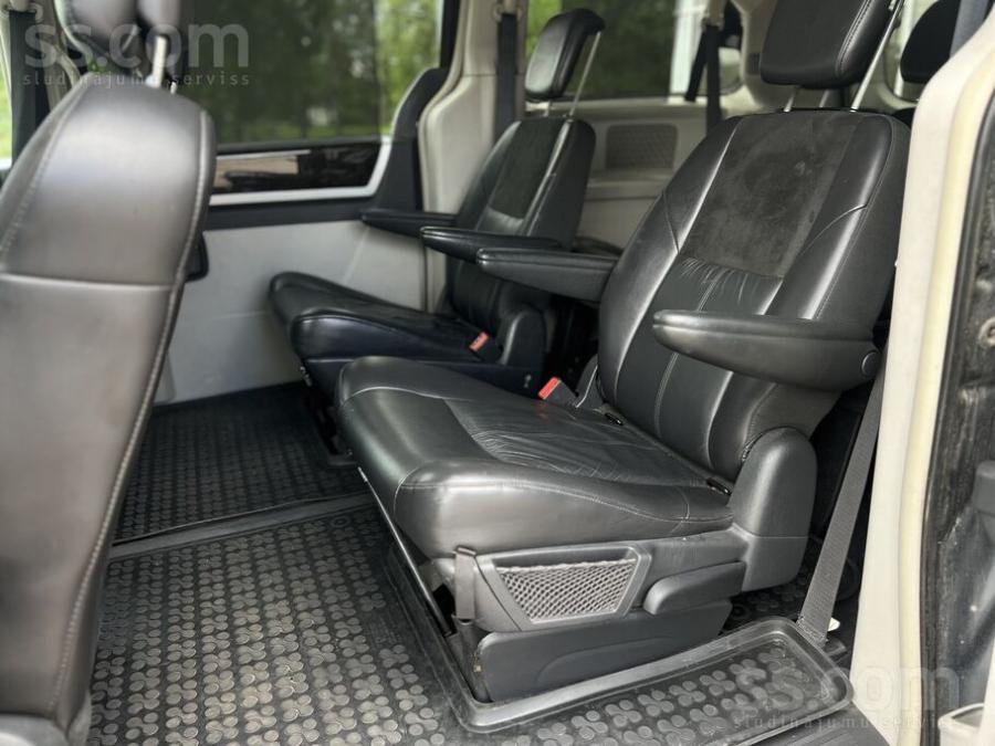 Melns Chrysler Grand Voyager 2011 Jēkabpils, ar dzinēja tilpumu 2.80 L un nobraukumu 222 tūkst. km par 5990 €, foto 10 vietnē AUTOMOTO.COM.LV