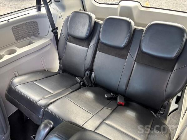 Melns Chrysler Grand Voyager 2011 Rīga, ar dzinēja tilpumu 2.80 L un nobraukumu 269 tūkst. km par 5950 €, foto 9 vietnē AUTOMOTO.COM.LV