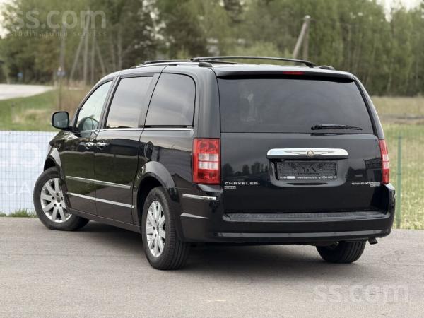Black Chrysler Grand Voyager 2011 in Ogre, with an engine capacity of 2.80 L and mileage of 256 thousand km for 7750 €, photo 5 on AUTOMOTO.COM.LV