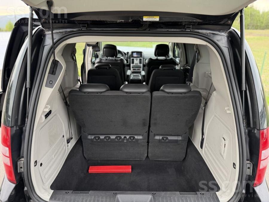 Melns Chrysler Grand Voyager 2011 Ogre, ar dzinēja tilpumu 2.80 L un nobraukumu 256 tūkst. km par 7750 €, foto 23 vietnē AUTOMOTO.COM.LV