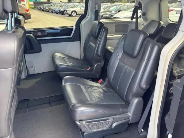 Melns Chrysler Grand Voyager 2011 Rīga, ar dzinēja tilpumu 2.80 L un nobraukumu 269 tūkst. km par 5950 €, foto 8 vietnē AUTOMOTO.COM.LV